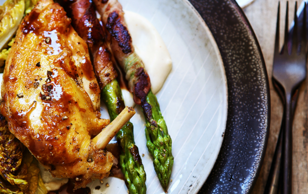 Suprême de Poulet du Périgord, asperges et jambon serrano, sucrines et ...